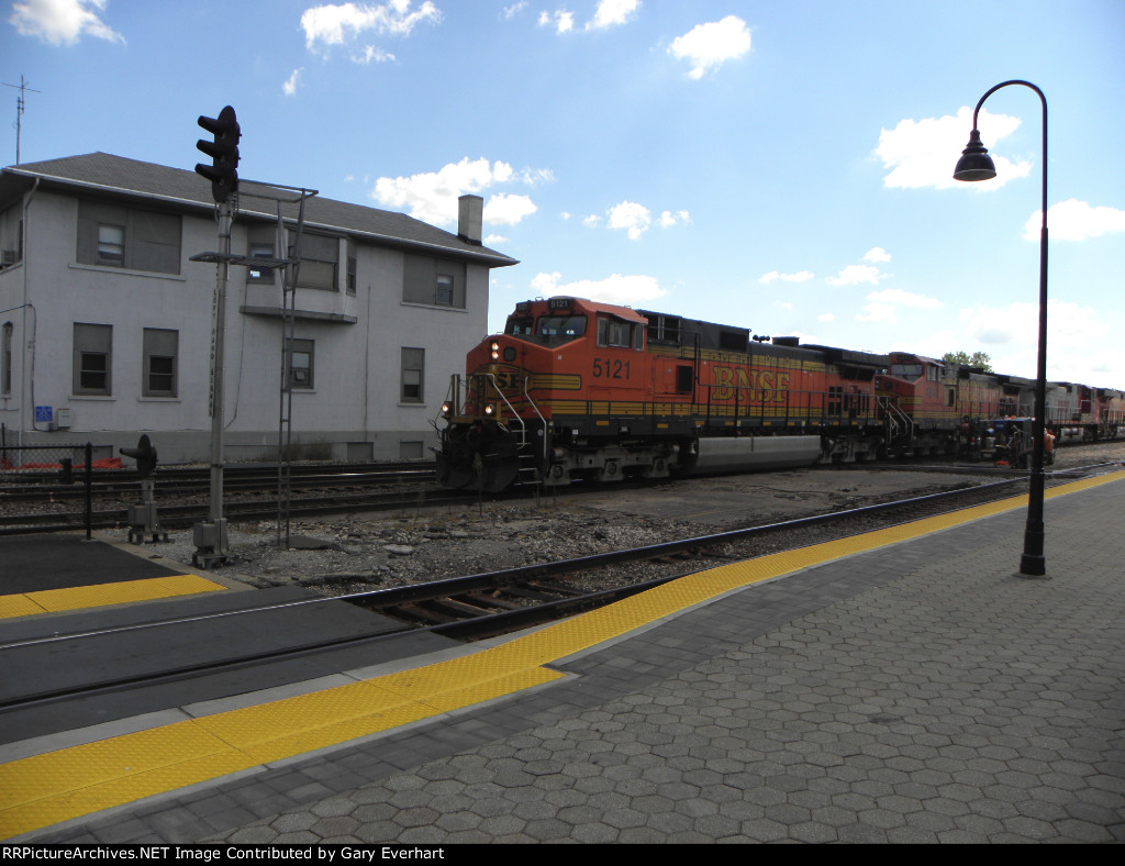 BNSF 5121, BNSF 4843, BNSF 784 and lastly BNSF 6682